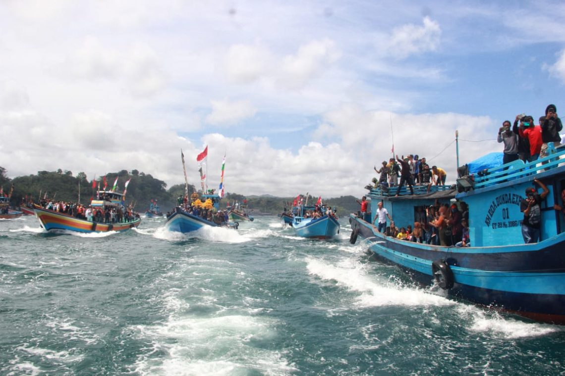 Foto: Syukuran Nelayan dan Petik Laut Pantai Sendang Biru Kabupaten Malang