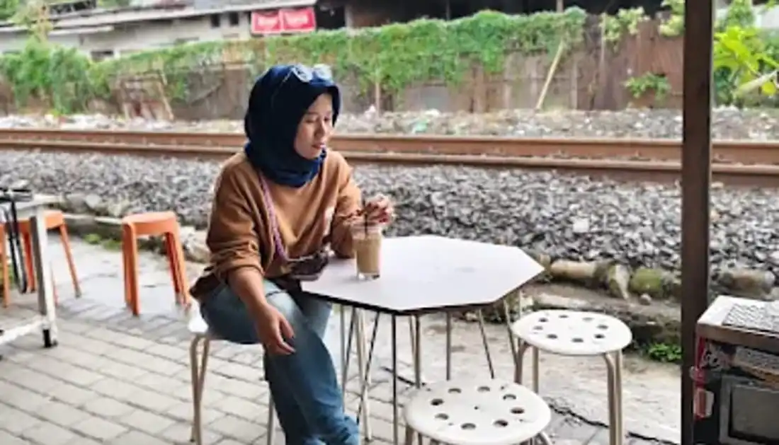 5 Rekomendasi Kafe di Malang View Rel Kereta Api, Ngopi Sambil Healing