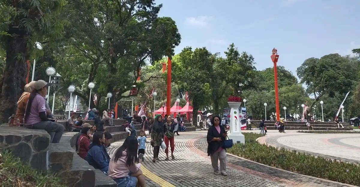 Revitalisasi Alun Alun Merdeka Kota Malang Rampung, Pengunjung Harapkan ...